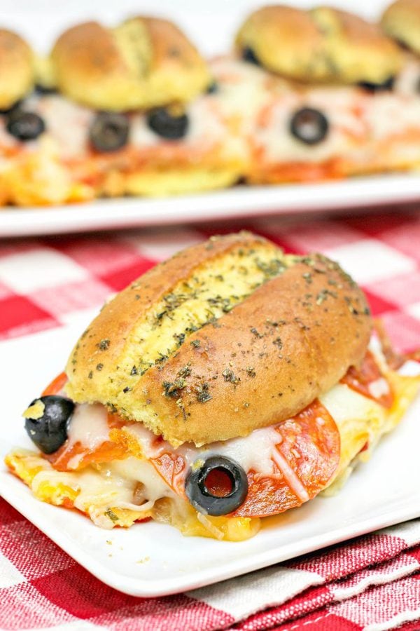 ULTIMATE PEPPERONI PIZZA SLIDERS - Baking Beauty